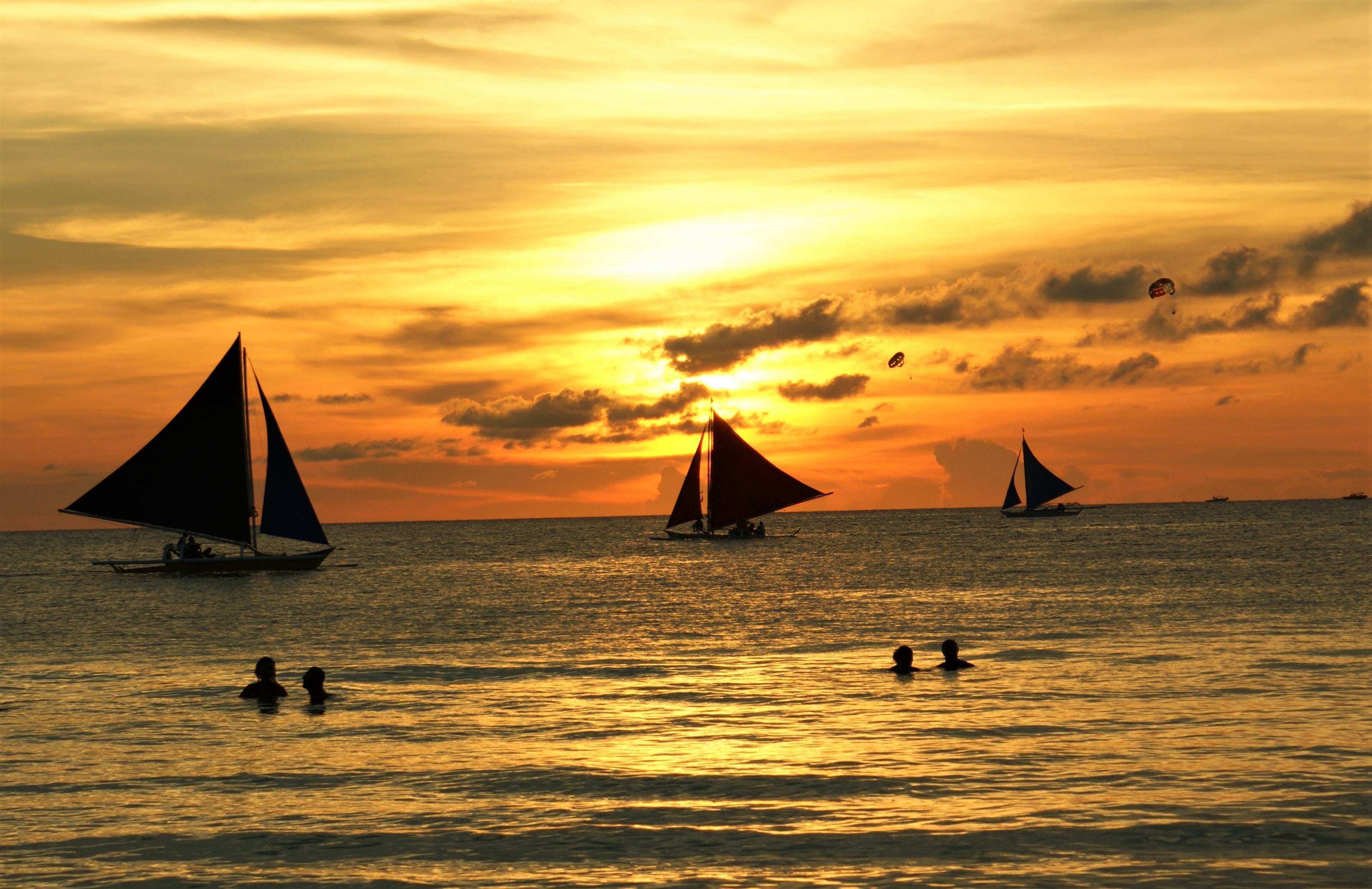 boracay-sunset – The Strong Traveller